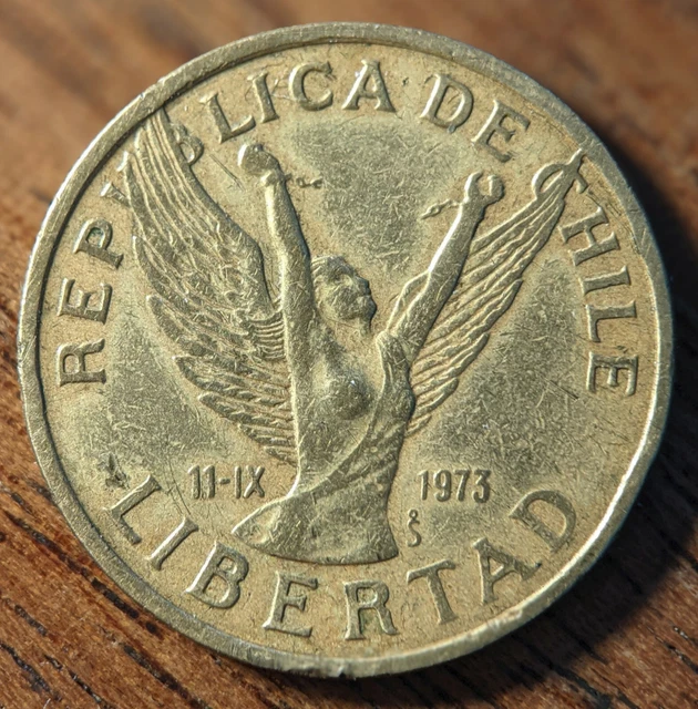 CHILE 10 PESOS 1981 Aluminium-bronze Coin - Chilena with Burst Chains £ ...