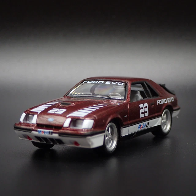 1986 86 FORD MUSTANG Svo Fox Corps Mobil 1 1:64 Scale Diorama Voiture ...