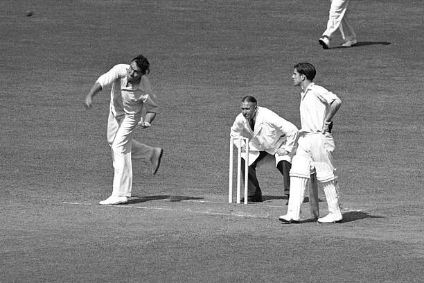 SURREY ERIC BEDSER bowling 1953 Cricket Historic Old Photo 1 EUR 6,72 ...