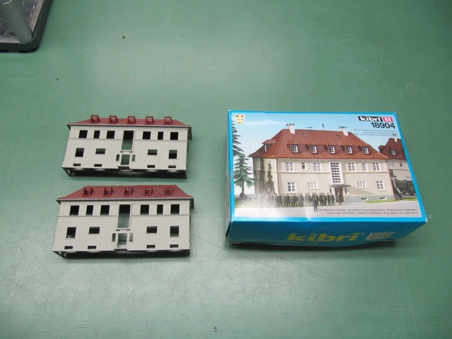 2 X KIBRI H0 18904 - Mannschaftsgebäude "Eisberg-Kaserne", für Bastler ...