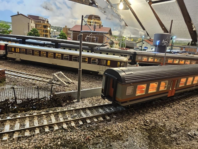 VITRAINS 3233 FS Pilot Coach With Directional Light DCC And Internal ...