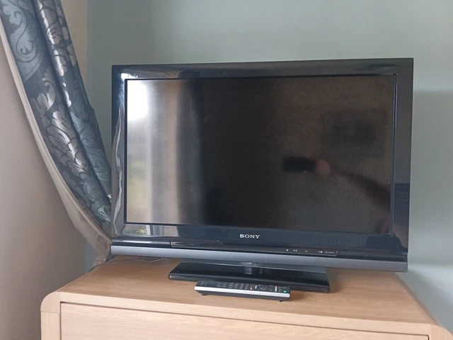 SONY BRAVIA 32 inch TV Model KDL32V4000. Not Smart TV. Preowned For 10 ...