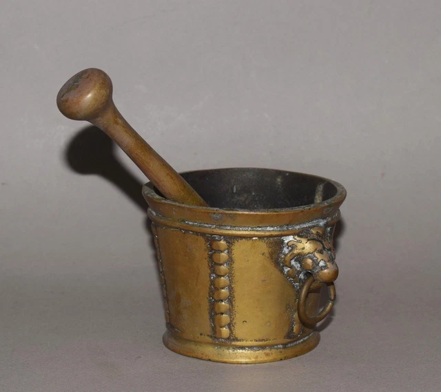 MORTIER ET PILON en métal a décor de tête de lion EUR 30,00 - PicClick FR