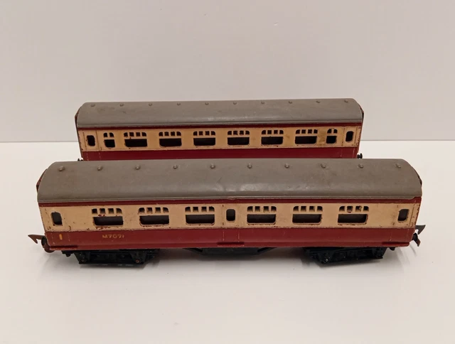 PAIR OF TRIANG Railways R21 BR Passenger Coach Red/Cream, OO Gauge £12. ...