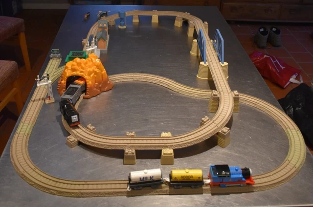 THOMAS THE TANK engine echo cave train set motorised (Tomy TrackMaster ...