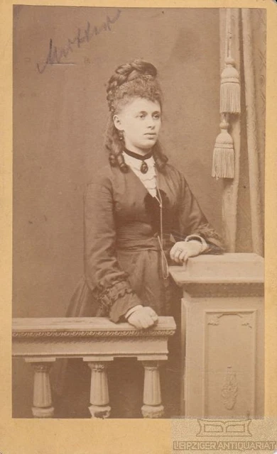 PORTRAIT MUTTER - Junge Dame mit Hochsteckfrisur, Fotografie. Fotobild ...