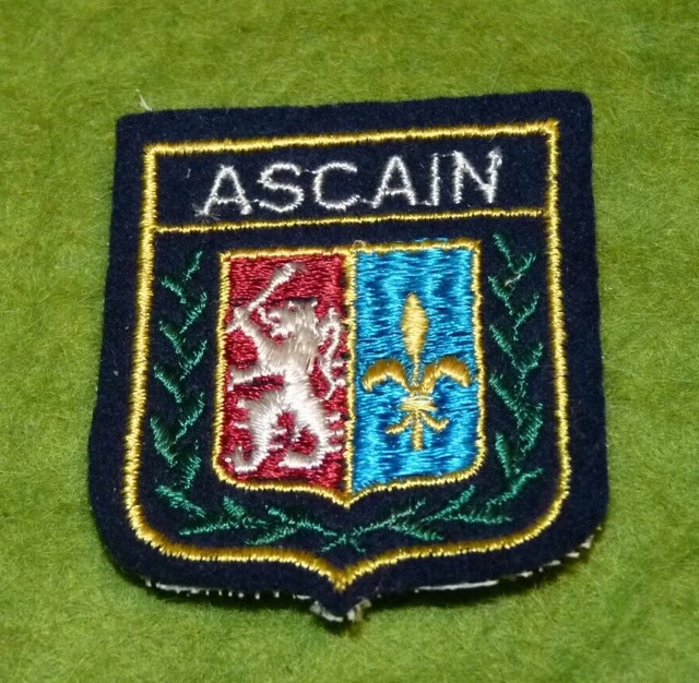ANCIEN ÉCUSSON À coudre en feutre brodé blason d'Ascain neuf Vintage patch EUR 5,00 - PicClick FR