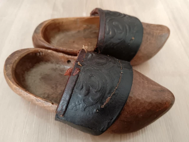 ANCIENNE PAIRE DE petits sabots enfant en bois et cuir, art populaire ...