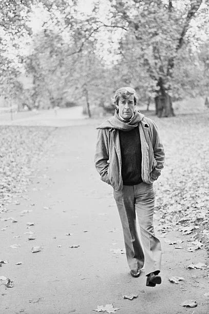 IRISH COMEDIAN DAVE Allen In A London Park 1981 OLD PHOTO $9.00 ...