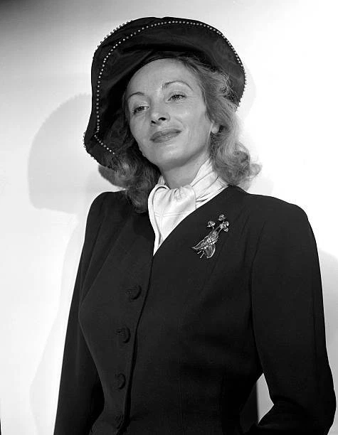 RADIO ACTRESS ANNA Karen models hat and neckware fashion She per 1940s ...