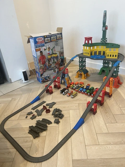 THOMAS AND FRIENDS Trackmaster Superstation With Battery Powered Trains ...
