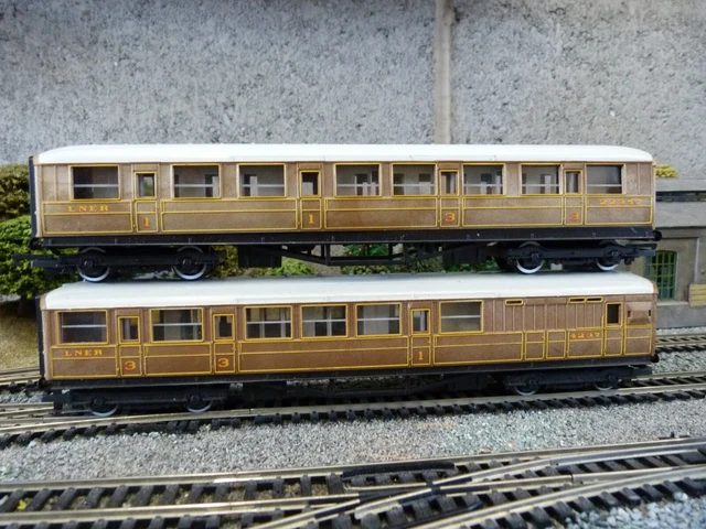 HORNBY LNER TEAK coaches x 2 for OO gauge model train set £1.00 ...