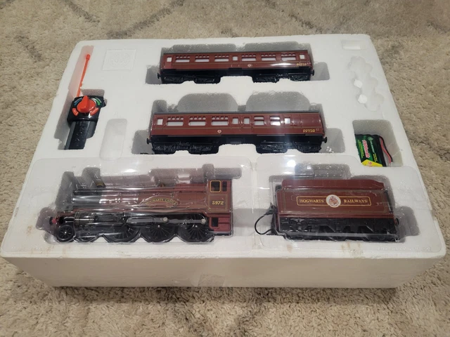 HARRY POTTER HOGWARTS Express Lionel Train Set G-Gauge Battery Power ...