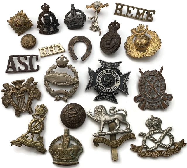 ORIGINAL WW1 WW2 British Army Cap, Collar Badges Shoulder Titles Group ...