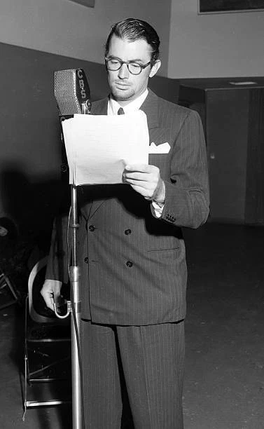 ACTOR GREGORY PECK Narrates The Documentary Old 1940S Radio Photo EUR 6 ...