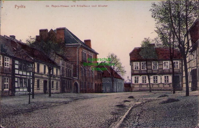 156538 AK PYRZYCE Pyritz 1909 Gr. Papen Strasse mit Schulhaus und ...