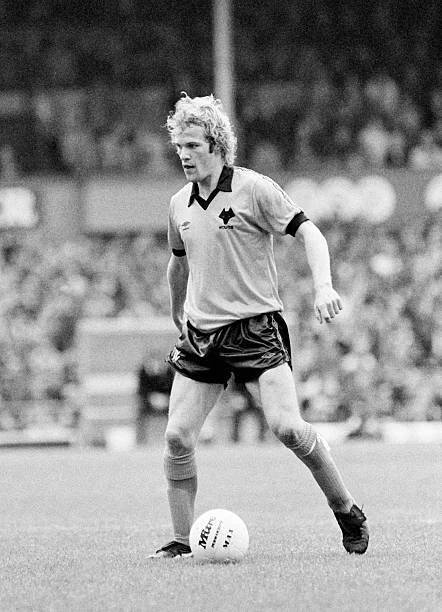 FOOTBALL ANDY GRAY Of Wolverhampton Wanderers In Action 1980 OLD PHOTO ...