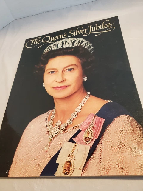 1977 THE QUEEN'S Silver Jubilee 25 Years Souvenir Booklet Queen Elizabeth II £18.79 - PicClick UK