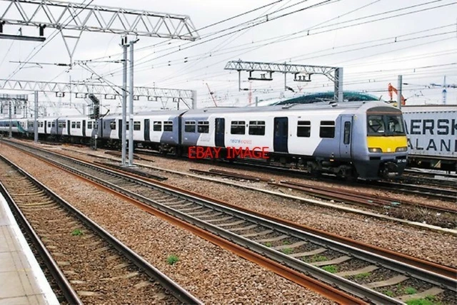 PHOTO CLASS 321 4-Car Emu No 321 426 On An Ecs Working At Stratford 03/ ...