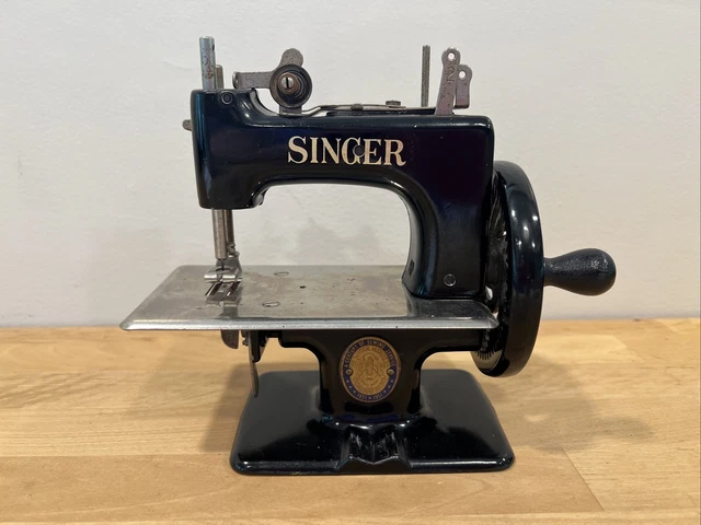 VINTAGE CENTENNIAL SINGER 20 SEWHANDY TOY CHILDS MINIATURE SEWING ...