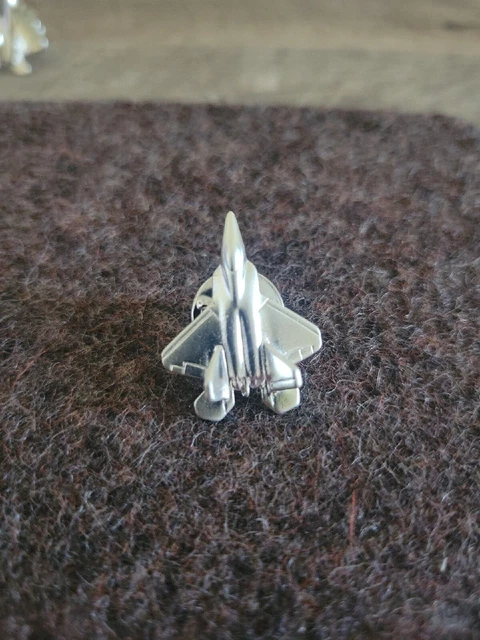 LOCKHEED MARTIN F-22 Raptor Fighter Jet Pin Shiny Matte Silver Pewter £ ...