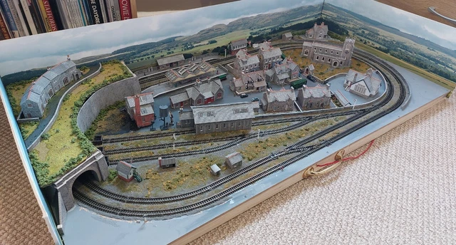 MODEL RAILWAY DIGITAL N Gauge Layout 4ft x 2ft inc Locos, wagons, DCC ...
