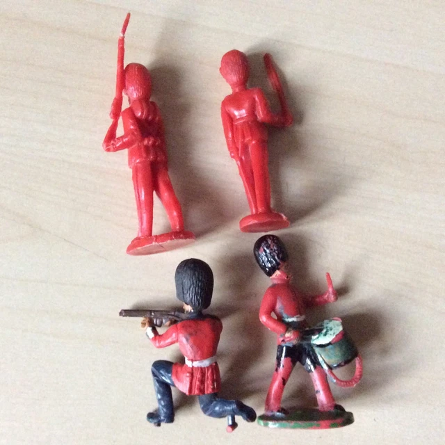 VINTAGE PLASTIC TOY Soldiers Red British Grenadier Guards Infantry x4 ...