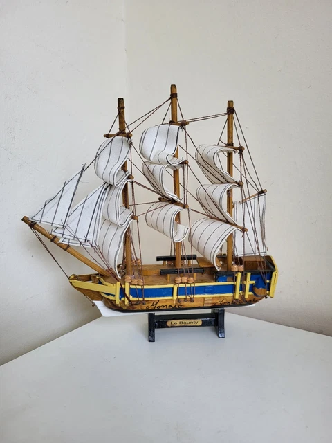 MODEL SHIP H.M.S Bounty Wooden Figure Plaque & Plinth 23 x 23 cm £8.99 ...