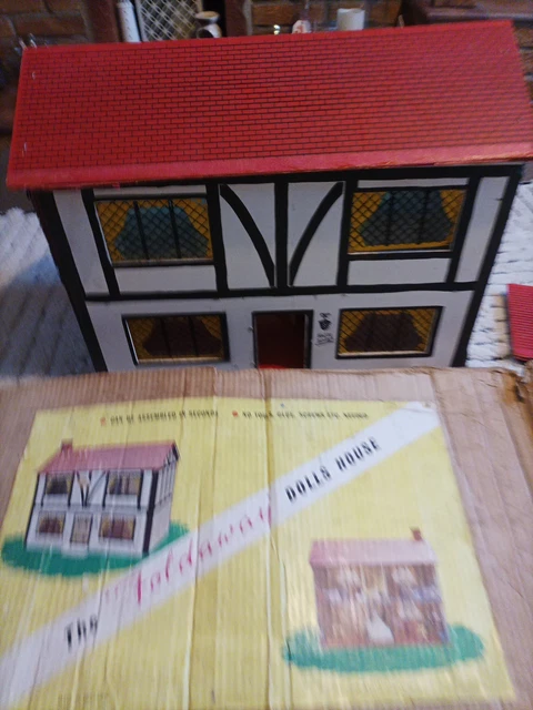 VINTAGE, THE FOLDAWAY Dolls House, Roof Broken But Can Be Repaired £10. ...