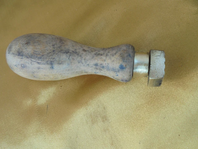 ANCIEN TAMPON EN bronze de la Poste PTT ARES Gironde (obsolete) EUR 25 ...