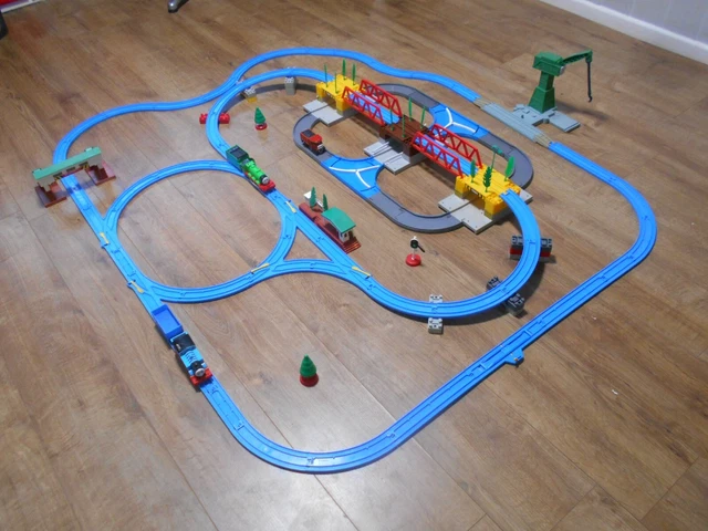 TOMY TRACKMASTER THOMAS the tank engine train set with battery trains £ ...