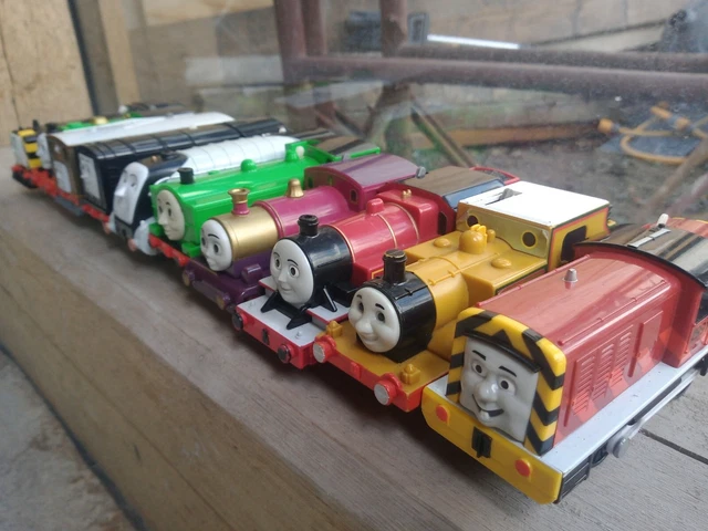 THOMAS AND FRIENDS Trackmaster Tomy motorised battery operated trains ...
