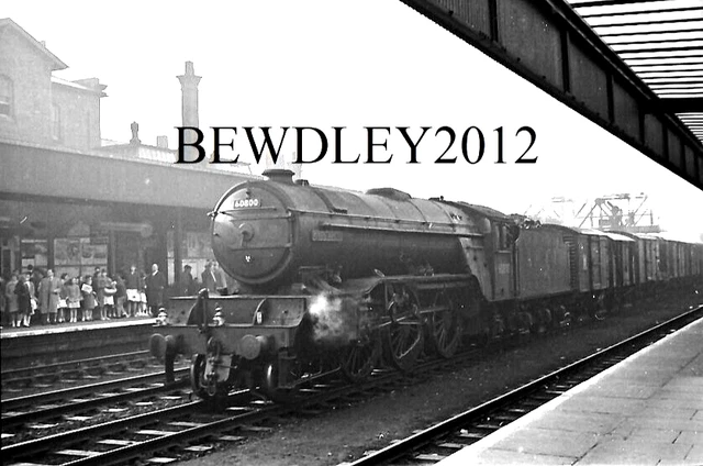 NEGATIVE 35MM LNER V2 60800 "GREEN ARROW" IN DONCASTER STATION ...