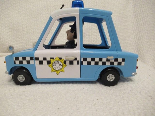 POSTMAN PAT PC Selby Figure & Police Car Large Scale 2006 Friction ...