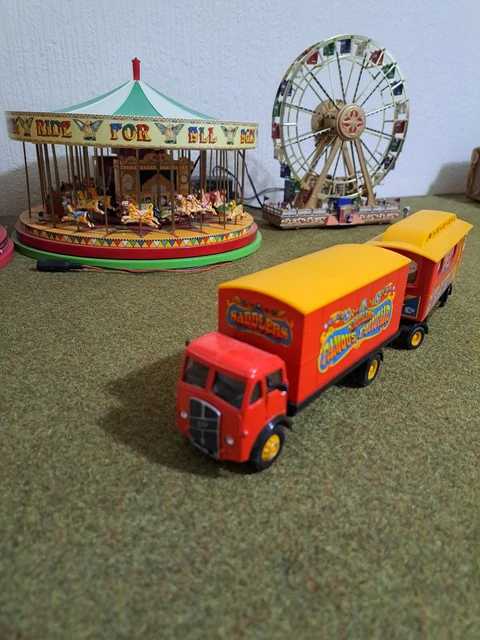 CORGI SHOWMAN Saddlers Famous Fun Fair - Box Van + Caravan £16.32 ...