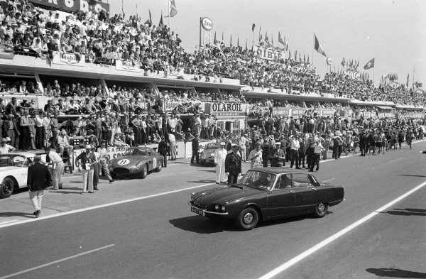 A ROVER T4 Gas Turbine saloon in the pits Le Mans 1962 Motor Racing Old ...