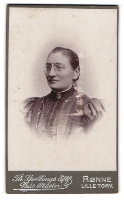 FOTOGRAFIE PAUL MÜLLER, Ronne, Lille Torv, Frau im Puffärmelkleid mit ...