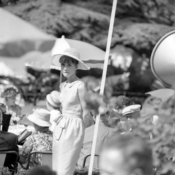 ACTRESS AUDREY HEPBURN on the set of "Two Crazy Heads" in 1962 Old ...