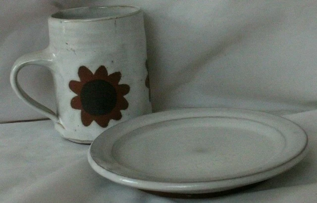 BRIGLIN STUDIO POTTERY cup and saucer funky modernist daisy design £16. ...