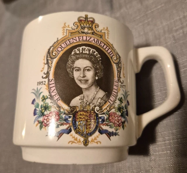 QUEEN ELIZABETH II Silver Jubilee 1952-1977 Ceramic Commemorative Mug ...