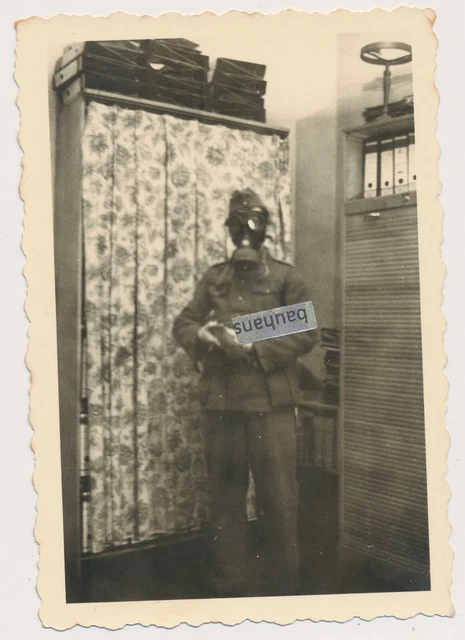 FOTO KASERNE SOLDAT mit Gasmaske und Gewehr (6788a) EUR 5,90 - PicClick DE