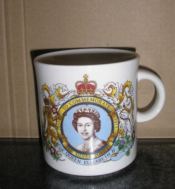 VINTAGE QUEEN ELIZABETH II Silver Jubilee Commemorative Mug 1952-1977 £ ...