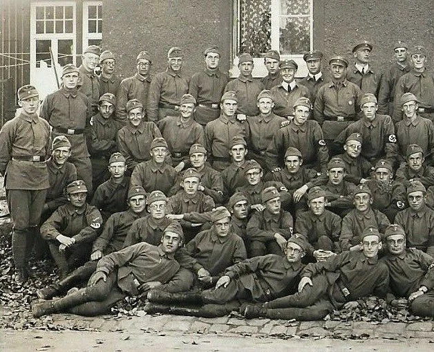 WW1 PHOTO POSTCARD German Soldiers Street Large Group Military Army £8. ...