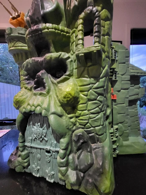 CASTLE GREYSKULL W/PISTOL motu heman skeletor masters of the universe ...