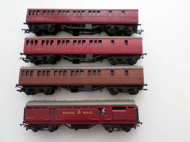 4 X TRIANG Coaches; 3 X R120 & 1 X R23 Operating Royal-Mail. Unboxed £1 ...