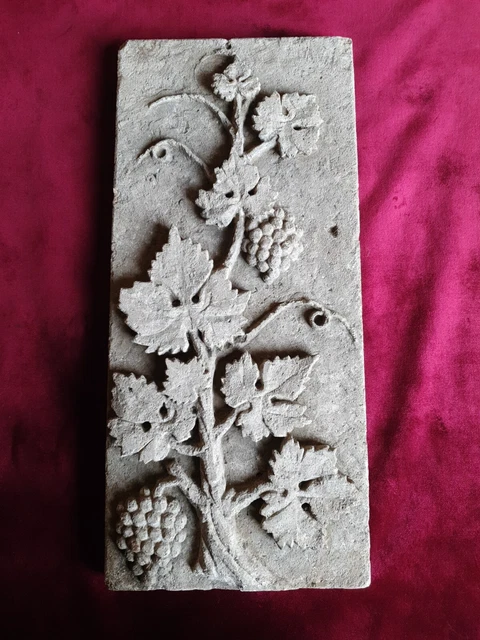 RELIEF EN PIERRE, motif de grappes de raisins et feuilles de vigne. EUR ...