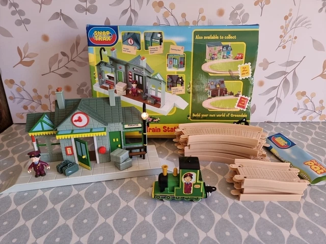 SNAP TRAX POSTMAN Pat Train Station Play Set With Track Light Figure £ ...