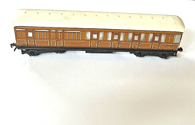A HORNBY DUBLO LNER 3rd GUARD TIN PLATE PASSENGER COACH NUMBER 45402 £1 ...