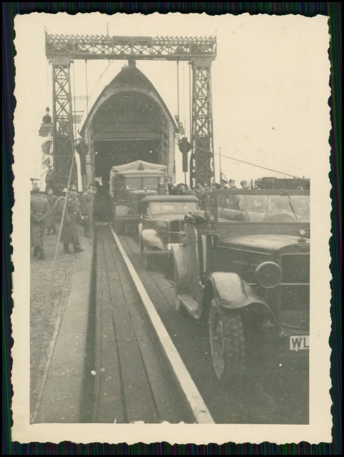 FOTO WEHRMACHT LUFTWAFFE Fahrzeug Fähranleger Hafen verladen PKWs und ...