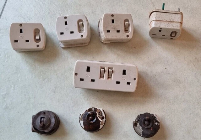 SET OF RARE Vintage Bakelite MK Switched Sockets - 4 x single & 1 x ...